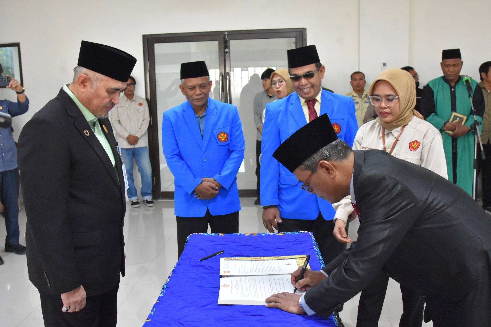 Rektor Untad Lantik Dekan Baru FISIP, FEB, dan FH Periode 2025-2027 ...