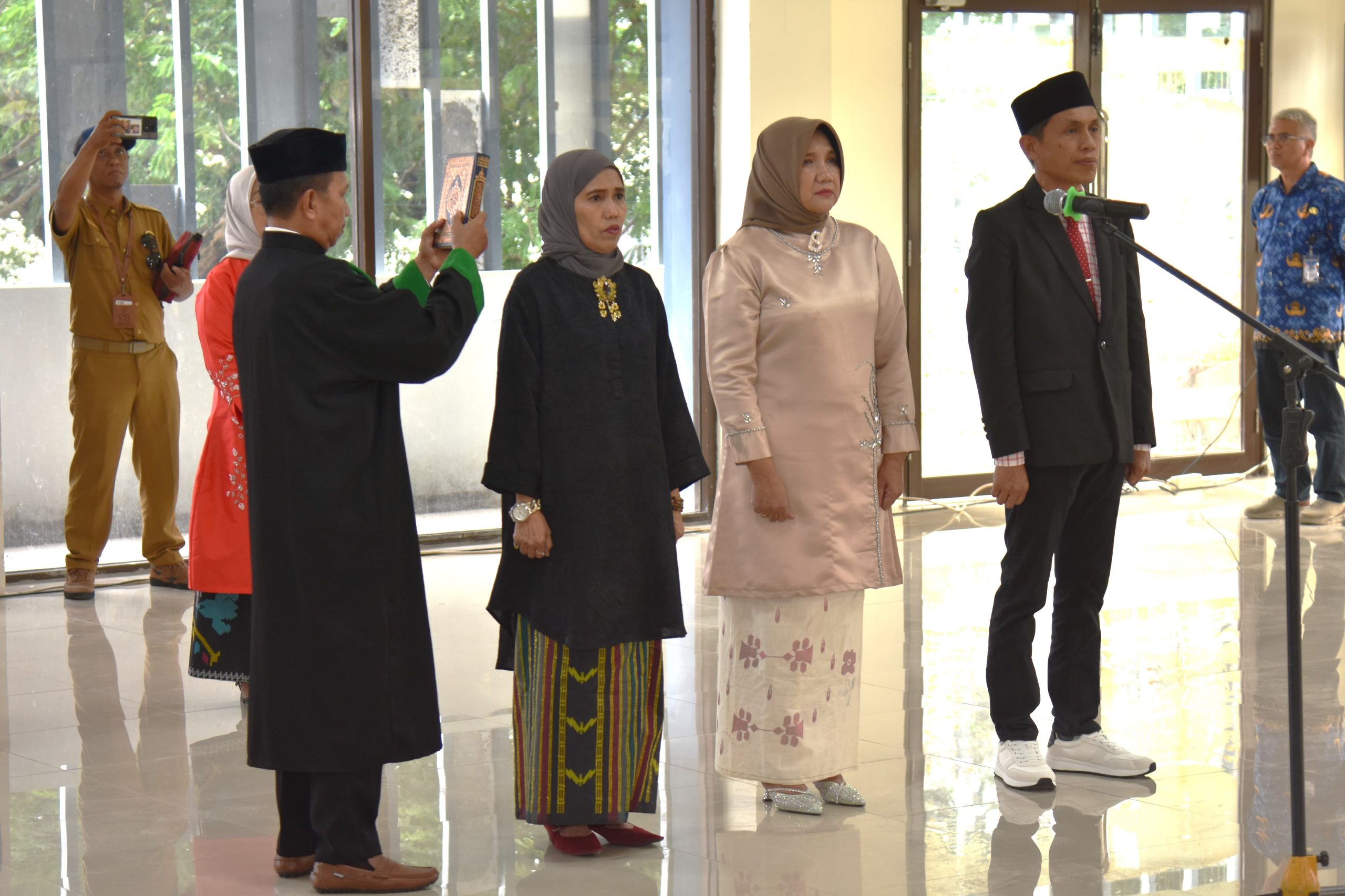 Pelantikan dan Serah Terima Jabatan Wakil Dekan Fakultas Hukum ...