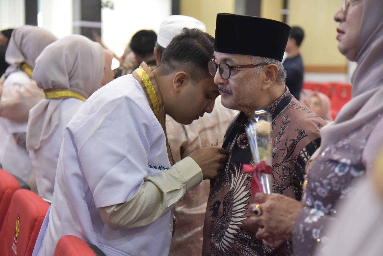 FK Untad Gelar Pelantikan dan Pengambilan Sumpah 35 Dokter ...