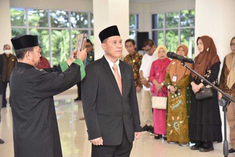 Rektor Untad Lantik Dekan FK dan Direktur RS Tadulako - Universitas ...