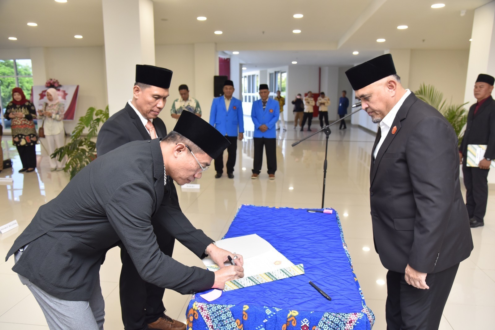 Rektor Untad Lantik Dekan FK dan Direktur RS Tadulako - Universitas ...