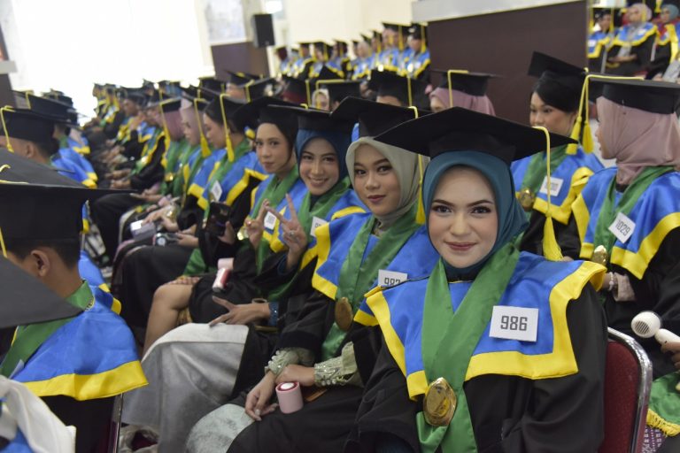 Wisuda Untad ke 133: Menuju PTN-BH, Rektor Tekankan Pentingnya Komitmen ...