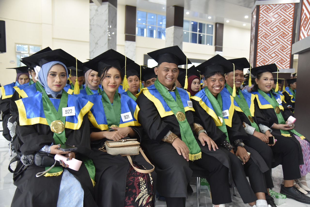 Wisuda Untad ke 133: Menuju PTN-BH, Rektor Tekankan Pentingnya Komitmen ...