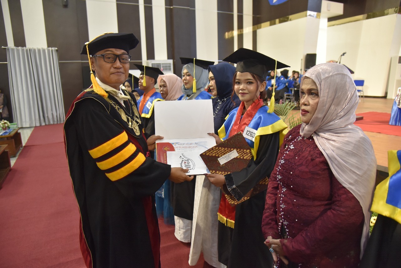 Wisuda Untad ke 133: Menuju PTN-BH, Rektor Tekankan Pentingnya Komitmen ...